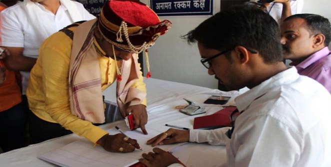 मंडपात जाण्याअगोदर वरदेवाने दाखल केला उमेदवारी अर्ज - Majha Paper